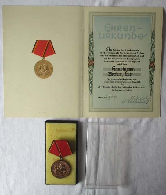 DDR VERDIENSTMEDAILLE BRONZE NVA Staatssicherheit + Urkunde Mielke 1962 ...