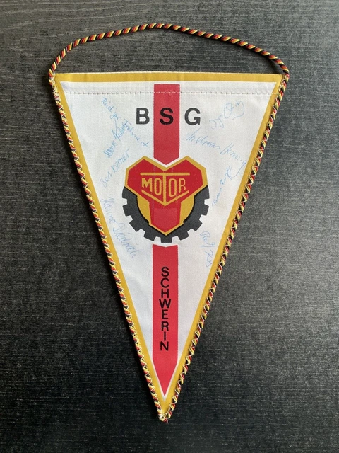 VECCHIO GAGLIARDETTO BSG Motor Schwerin con Molti Autogrammen EUR 44,14 ...