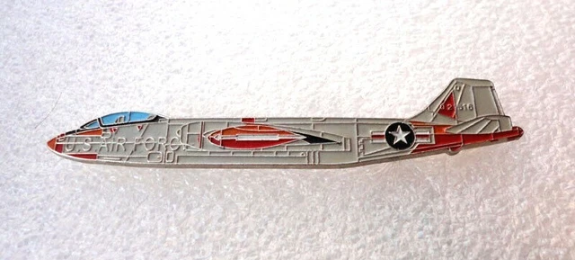 ATLAS EDITIONS MARTIN B-57 Canberra twinjet tactical bomber Pin Badge ...