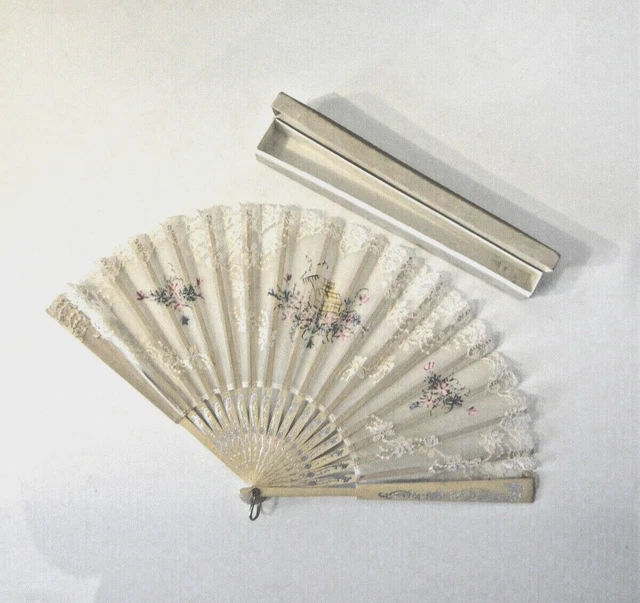 BEL ÉVENTAIL EN Galalithe et feuille peinte Galalith and painted sheet ...