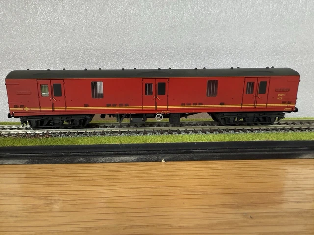 BACHMANN 38-275A BR MK1 GUV Royal Mail Livery with Working Tail Light £ ...