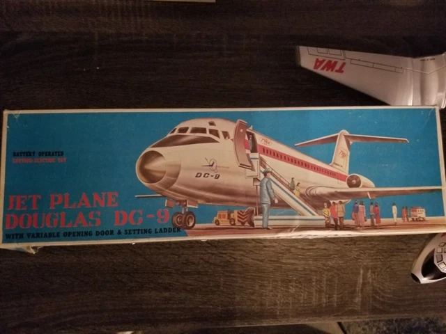 TWA JET PLANE Douglas DC-9 N904TW Model Plane Vintage Battery Operated ...