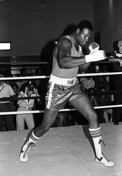 MUHAMMAD ALI TRAINS For His Upcoming Fight v Larry Holmes 1980 Old ...