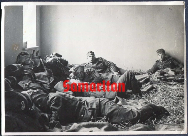 I8/4 WW2 ORIGINAL Photo Of German Wehrmacht Soldiers Resting £4.99 ...