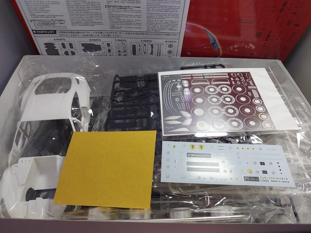 FUJIMI FERRARI F12 Berlinetta Plastikmodellbausatz im Maßstab 1:24 mit ...