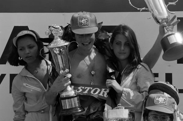 BARRY SHEENE STANDS on the podium with his trophies Motorcycle 1977 Old Photo 4 EUR 7,27 ...