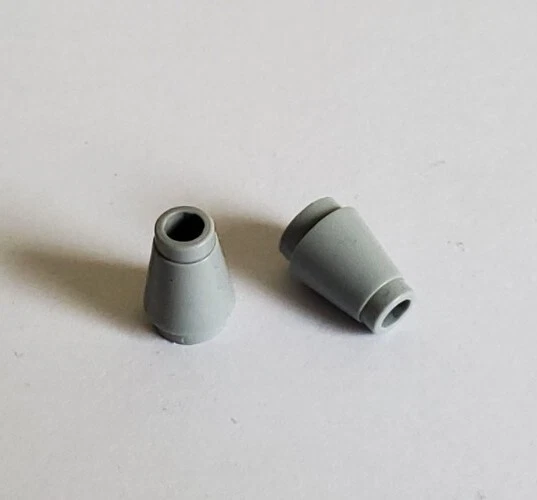 LOT DE 2X Lego 4589b Cone 1x1 with Top Groove Light Blush Gray -Brick Gris Clair EUR 1,00 ...
