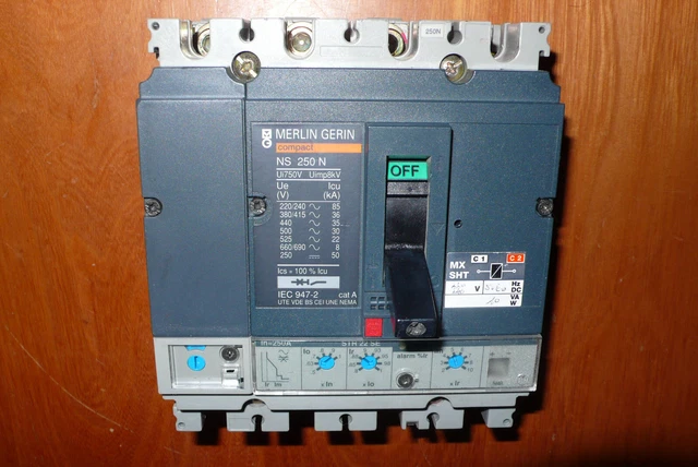 COMPACT NS250N MERLIN Gerin Disjoncteur Tétra 250A déclencheur STR22SE ...