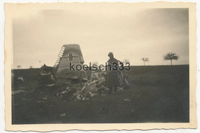 FOTO SOLDAT DER Wehrmacht an einem Messerschmitt Bf 109 Flugzeug Wrack ...