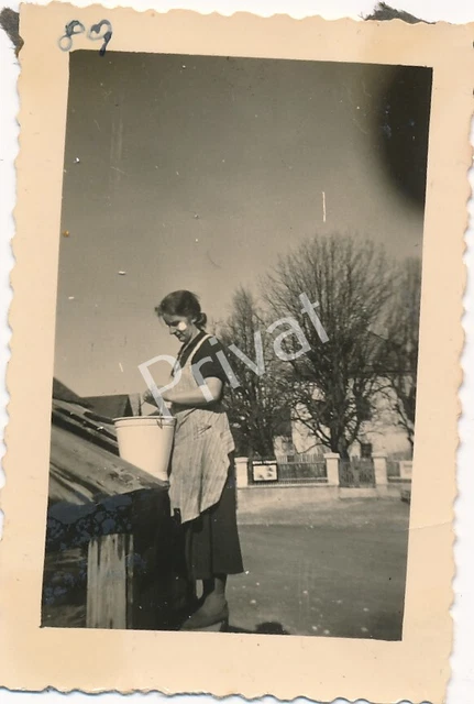 FOTO WK II Frau Dorf Marktplatz Brunnen Zipf Austria Oberösterreich K1 ...