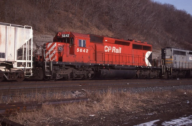 JT ORIG SLIDE CP Rail Canadian Pacific SD40-2 #5642 St Paul MN 1998 $2. ...