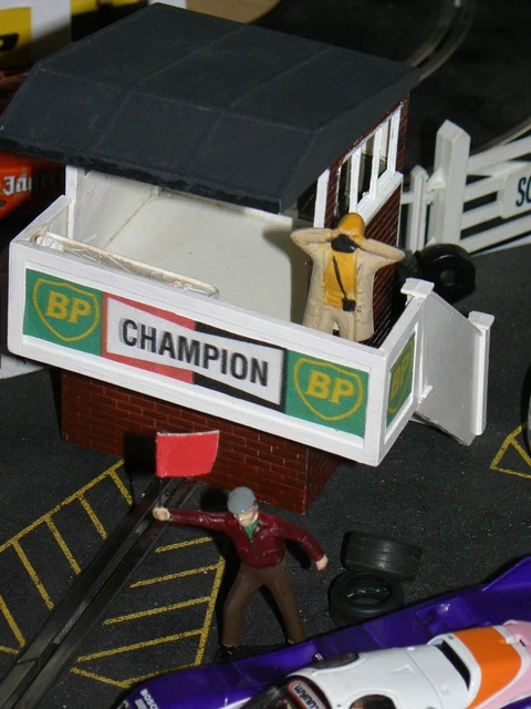 SCALEXTRIC K/704 CLASSIC Vintage Marshals' Building +2 Staff Figures ...