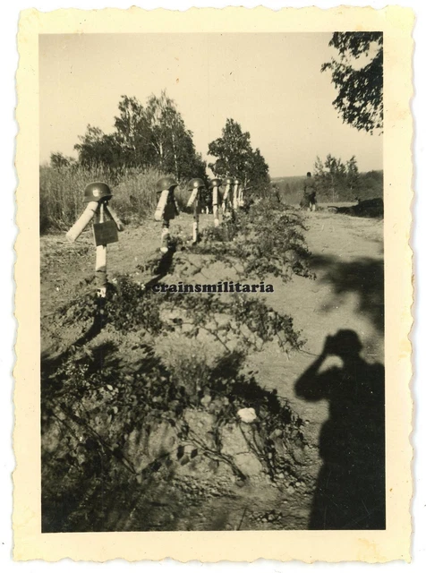 ORIG. FOTO GRAB ^^ Soldaten mit Stahlhelm in Russland 1942 Friedhof EUR ...