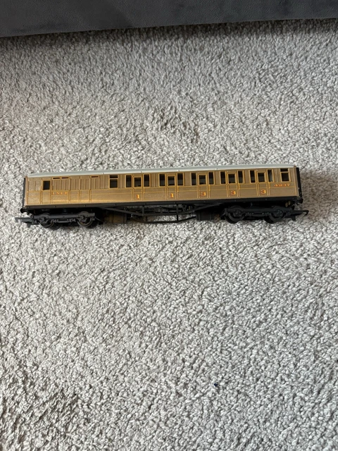 HORNBY R4333 LNER Gresley Brake Composite Coach - Era 3 £12.92 ...