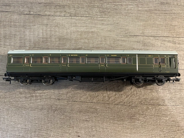 HORNBY R4318A OO Gauge SR Maunsell Brake Composite Coach Southern Green ...