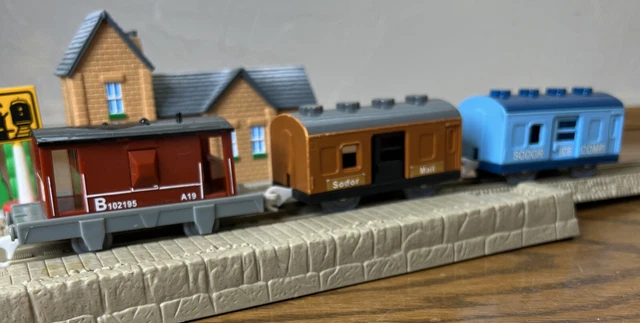 THOMAS & FRIENDS TrackMaster Brake Van Sodor Mail Sodor Ice Company Hit ...