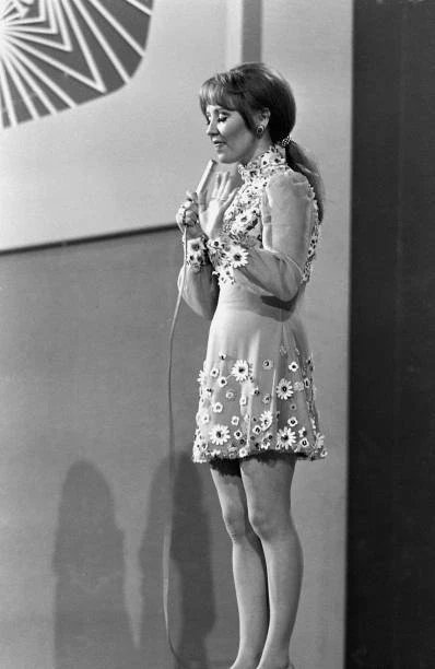 THE ENGLISH SINGER Lulu winner on the Eurovision Song Contest 1969 OLD ...
