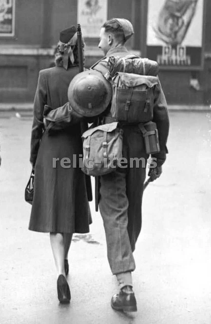 WW2 PICTURE PHOTO Uk Britain Couple Reunited After End Of War 6752 $8. ...