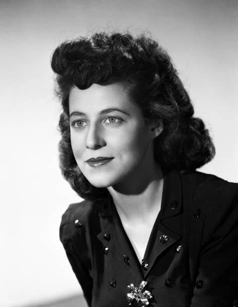 SOPRANO SINGER MARJORIE Radovan Poses In New York 1944 2 Old Music ...