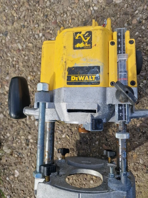 DEWALT DW625E - lx router parts missing 5719 see pics spares or repairs ...