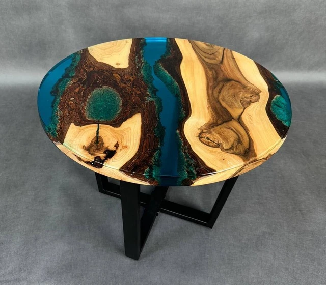 TABLE BASSE RONDE en noyer et résine bleue avec pieds en métal noir, 60 ...