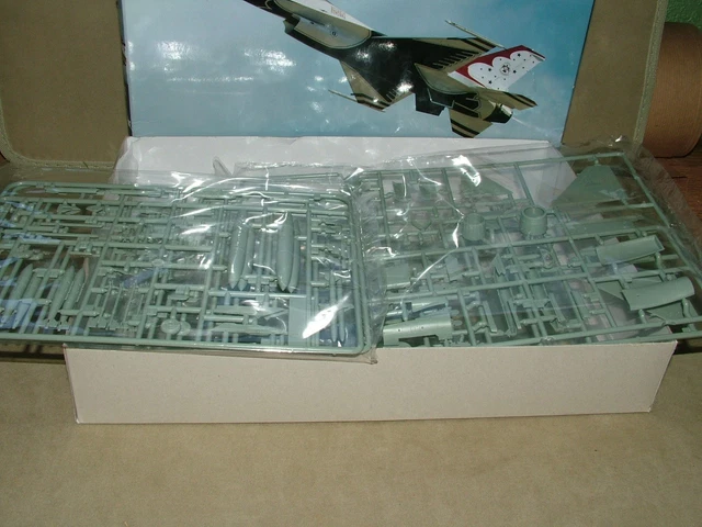 ACADEMY MODELLBAUSATZ MASSSTAB 1:72 F-16 C Thunderbirds Special Edition ...