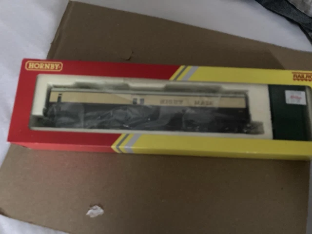 HORNBY OO GAUGE R4526 GWR TPO Operating Mail Coach with Track Side ...