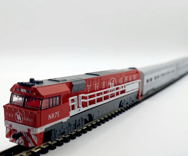 Z GAUGE SCALE Diesel Locomotive Long Distance Passenger Express Railway ...