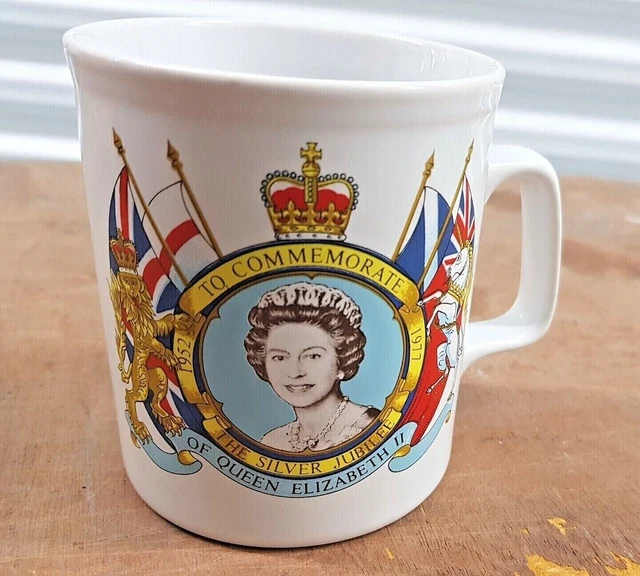 QUEEN ELIZABETH II Silver Jubilee Commemorative Mug 1952-1977 - D ...