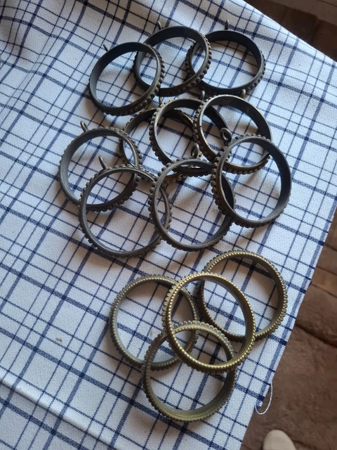 14 ANCIENS ÉLÉMENTS anneaux de rideaux en bronze 2 modèles shabby chic ...