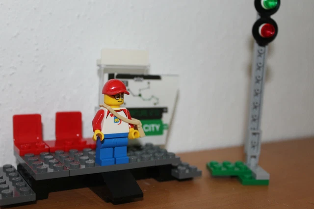 LEGO CITY Eisenbahn Bahnsteig mit Signal plus Minifigur neu aus 60197 ...