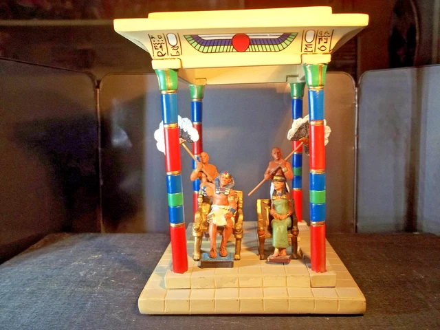 SCÈNE DE L'ÉGYPTE Ancienne. Le Pharaon Et L'épouse Royale. Figurines ...