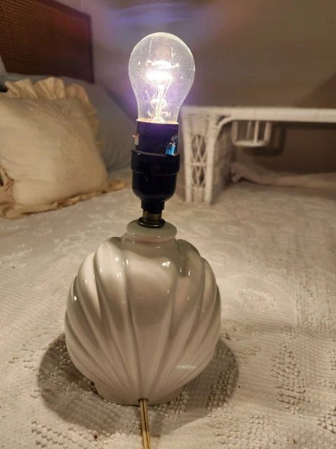 VINTAGE 80'S DECO White Ceramic Post Modern Shell Table Lamp Coastal ...