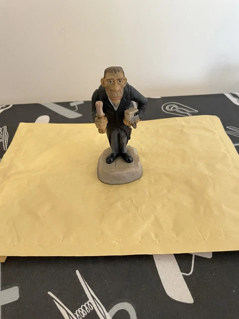 DW140 IGOR DISCWORLD Characters Clarecraft Statue Terry Pratchett £25. ...