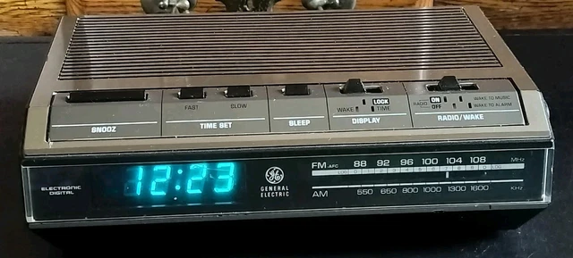VINTAGE GENERAL ELECTRIC GE Digital Alarm Clock Radio Model 7-4642B £18 ...
