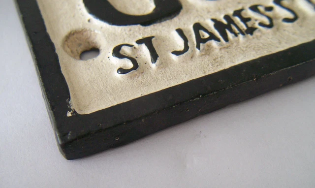 VINTAGE DESIGN PETITE Guinness Sign Post Arrow Hand Painted Cast Iron ...