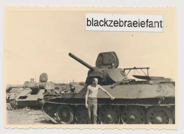 1302 FOTO WK2 Russische Beute Panzer T34 werden zum Einsatz vorbereitet ...