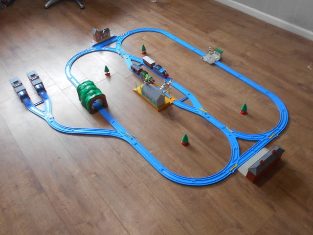 TOMY TRACKMASTER THOMAS the tank engine train set + trains battery ...