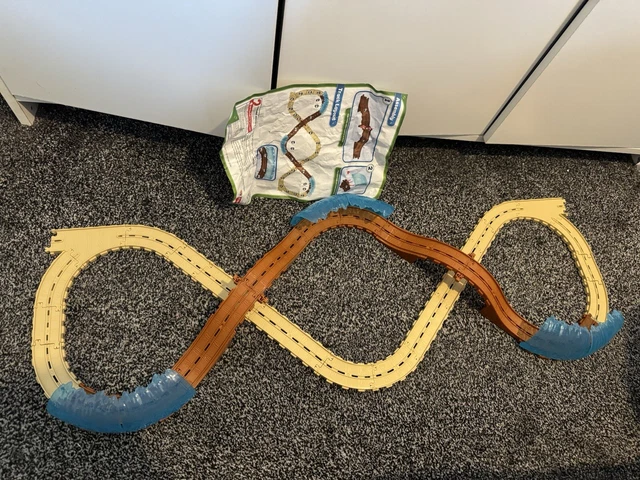 THOMAS THE TANK Engine & Friends Shark Escape Train Track Set £15.99 ...