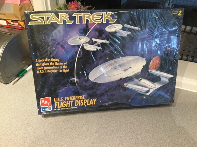 STAR TREK : U.S.S. Enterprise Flight Display 1:2500 Model Kit by AMT ...