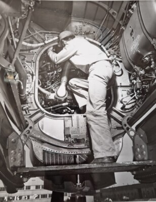 LARGE ORIGINAL 1940S PRESS PHOTO LOCKHEED AIRCRAFT ENGINE MAINTENANCE ...