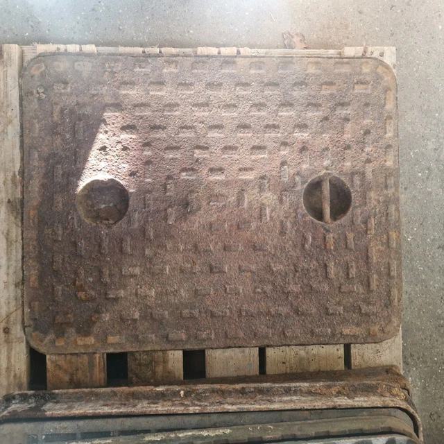 CAST IRON MANHOLE Drain Cover & Frame 655mm x 510mm Free P&p Lifting ...
