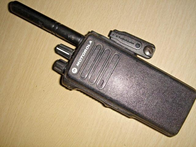 MOTOROLA DP4400 UHF 403-527 MHz DMR batteria digitale c/w, antenna e ...