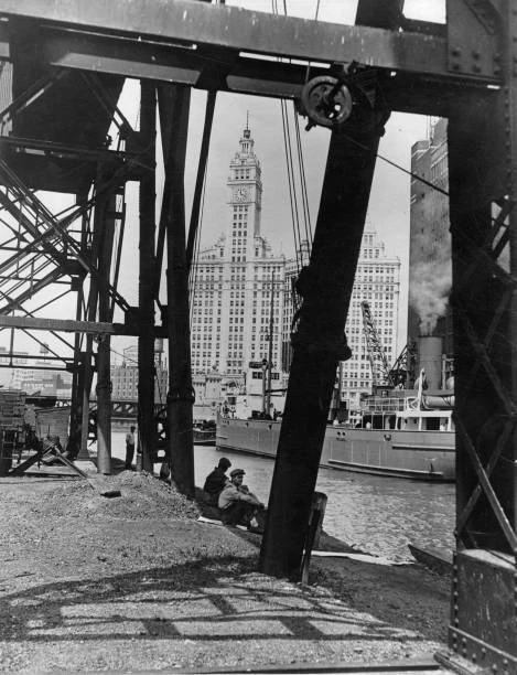 CONSTRUCTION WORKERS SITTING on the ground Chicago, USA 1930 Old Photo ...
