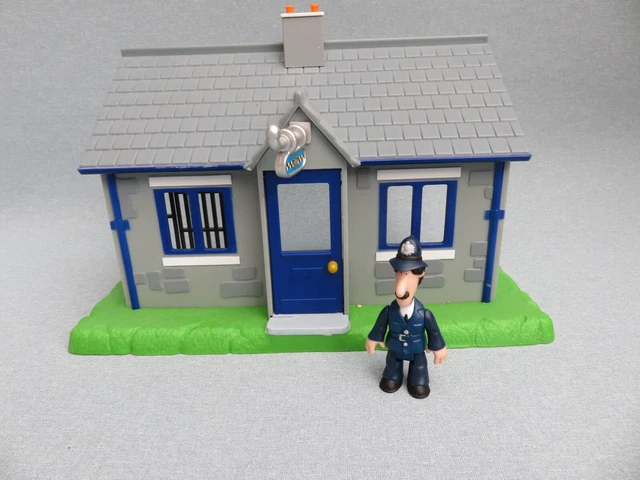 VINTAGE POSTMAN PAT Police Station Building & Policeman £12.99 ...