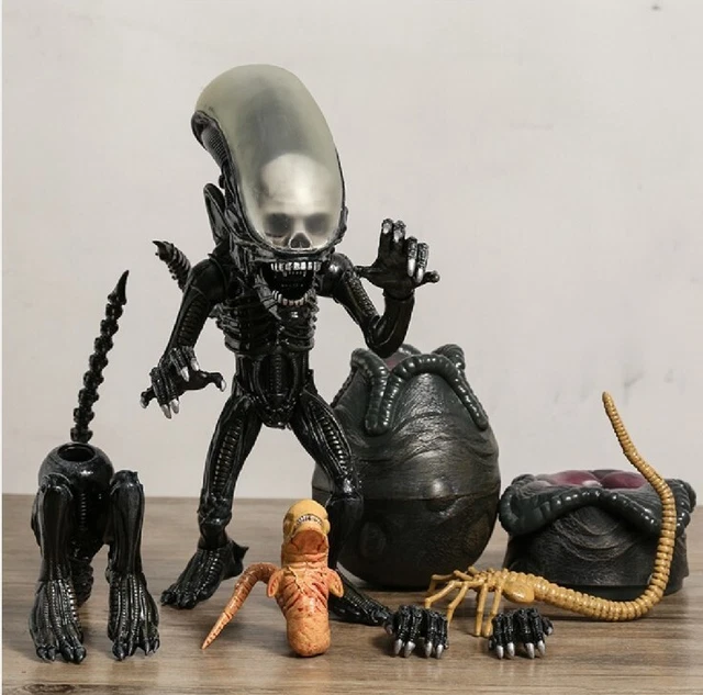 MEZCO DESIGNER SERIES Alien Deluxe Alien MDS Action Figure £25.00 ...