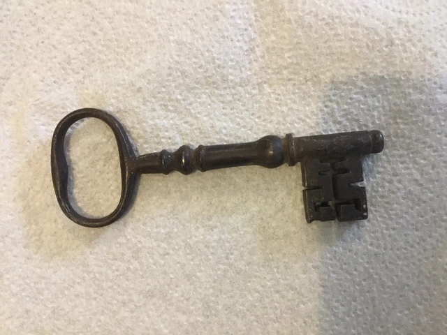ANTIQUE SAFE KEY £8.00 - PicClick UK