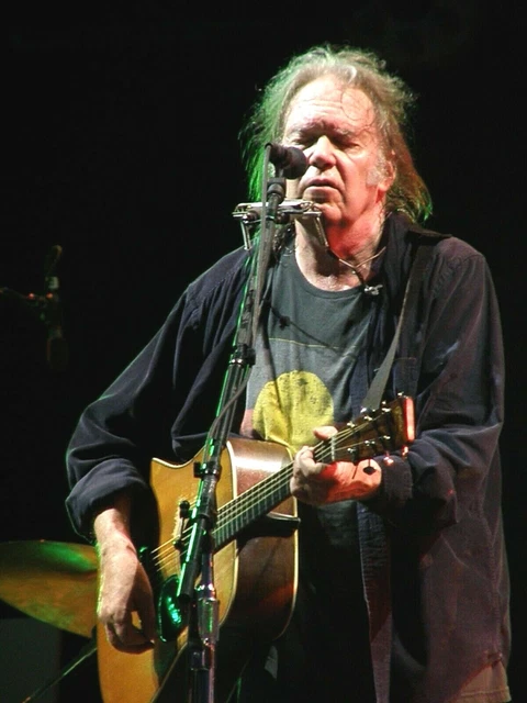 NEIL YOUNG IN concert Hyde Park London 2009! 60 Unrepeatable PHOTOS ...