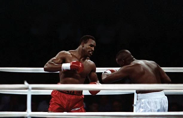 EVANDER HOLYFIELD THROWS A Punch Against James Douglas 3 Old Boxing ...
