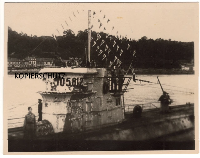 U-BOOT-KRIEG FOTO U 181 - mit WIMPELN LÄUFT IN STÜTZPUNKT BORDEAUX EIN ...